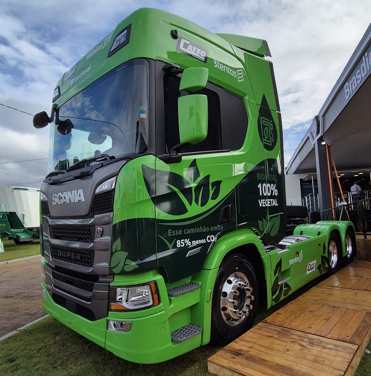 Scania apresenta 460R 6x2 movido 100% a biodiesel - Blog do Caminhoneiro