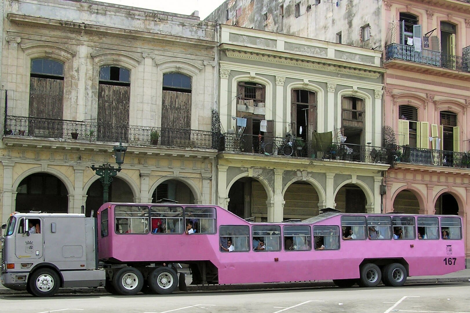 El camello, o curioso caminhão utilizado no transporte público em Cuba ...