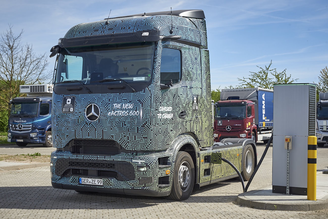 Mercedes-Benz realiza carregamento das baterias do eActros 600 com ...
