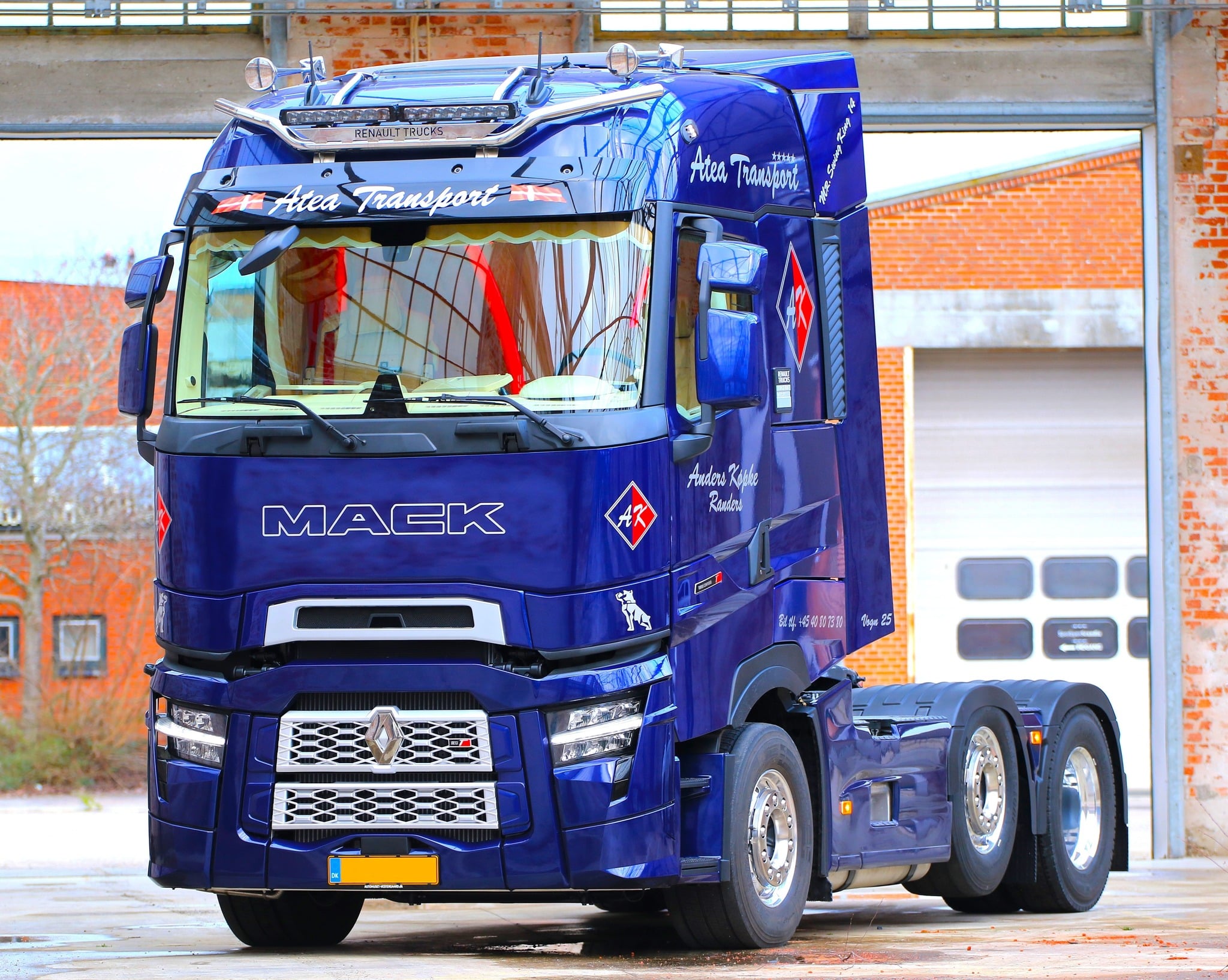 Transportadora cria edição especial de Renault com referências à Mack ...