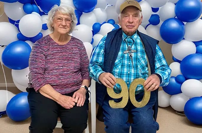 Caminhoneiro mais velho do mundo ainda pega a estrada aos 90 anos e não ...
