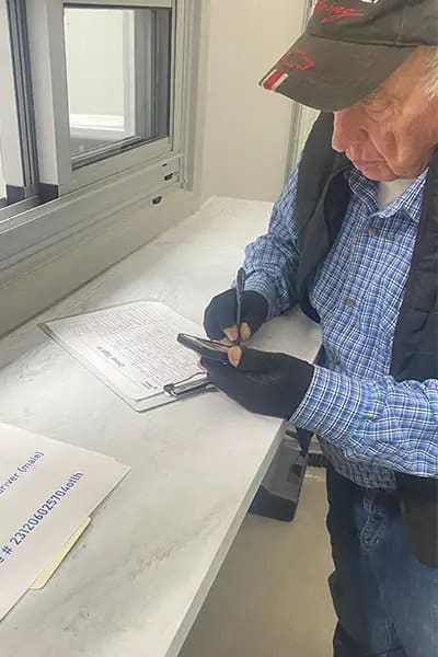 Caminhoneiro mais velho do mundo ainda pega a estrada aos 90 anos e não ...
